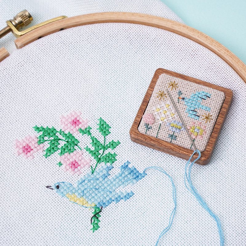 【花園字母吸針器】十字繡工具 手作材料包 吸鐵磁鐵 | XiuCrafts - 設計館 繡Xiu Crafts 編織/刺繡/羊毛氈/縫紉 - Pinkoi