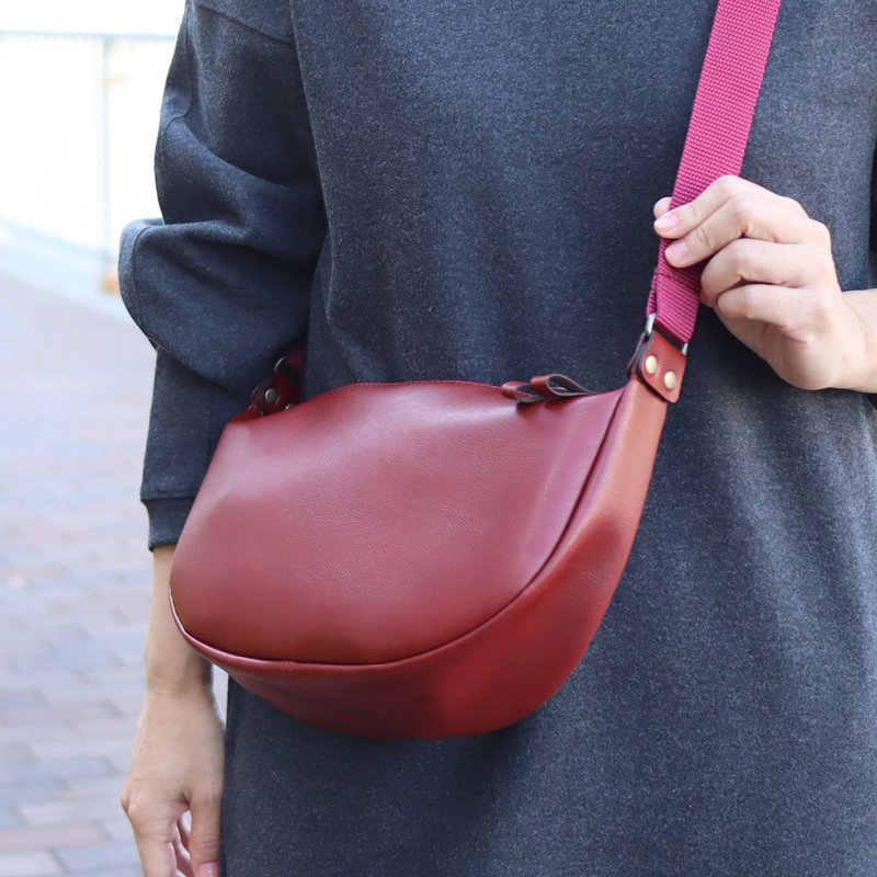Moon Shoulder Bag Made of high-quality vegan leather that is super lightweight and resistant to ...