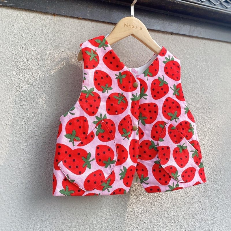 草莓甜心 - V領雙面背心 - 設計館 波卡先生 Mr.poca 男/女童外套 - Pinkoi