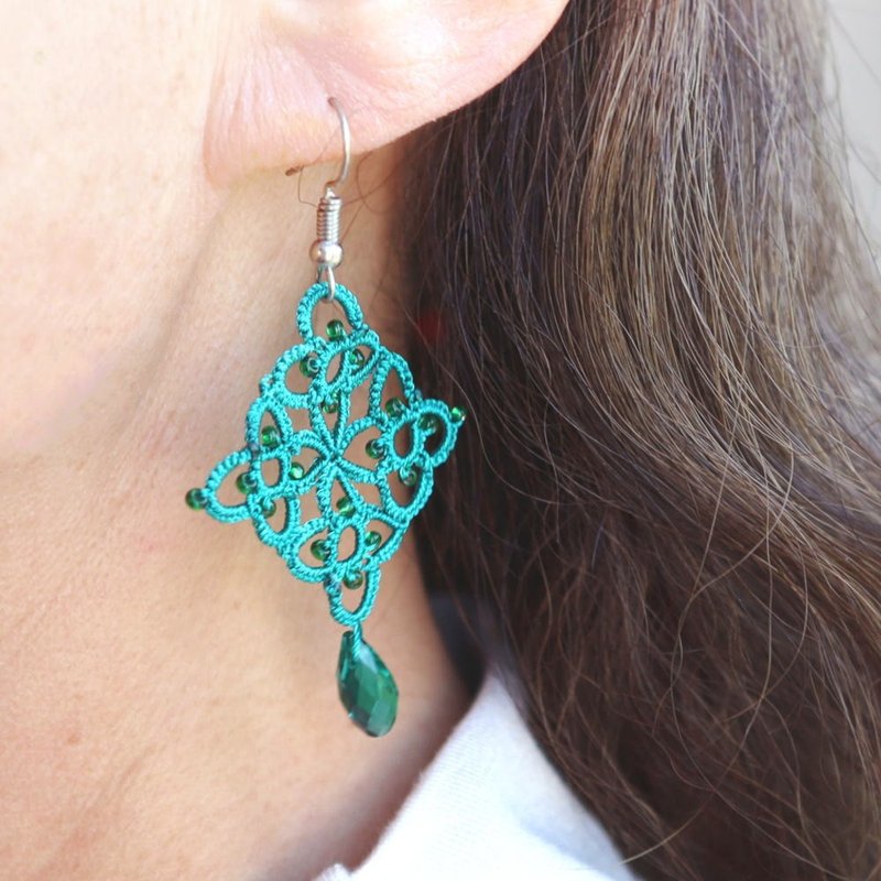 タティングレースのピアス －ロンブスー エメラルドグリーン - 設計館 AYTURK 耳環/耳夾 - Pinkoi