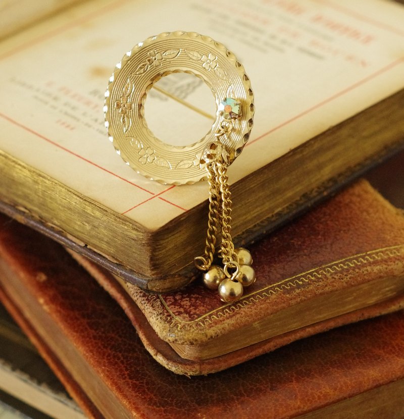 老又好古董珠寶 Vintage 圓形金色雕花流蘇別針 B2138 Damn Good Vintage＊老又好古董珠寶｜胸針人氣榜 - Pinkoi