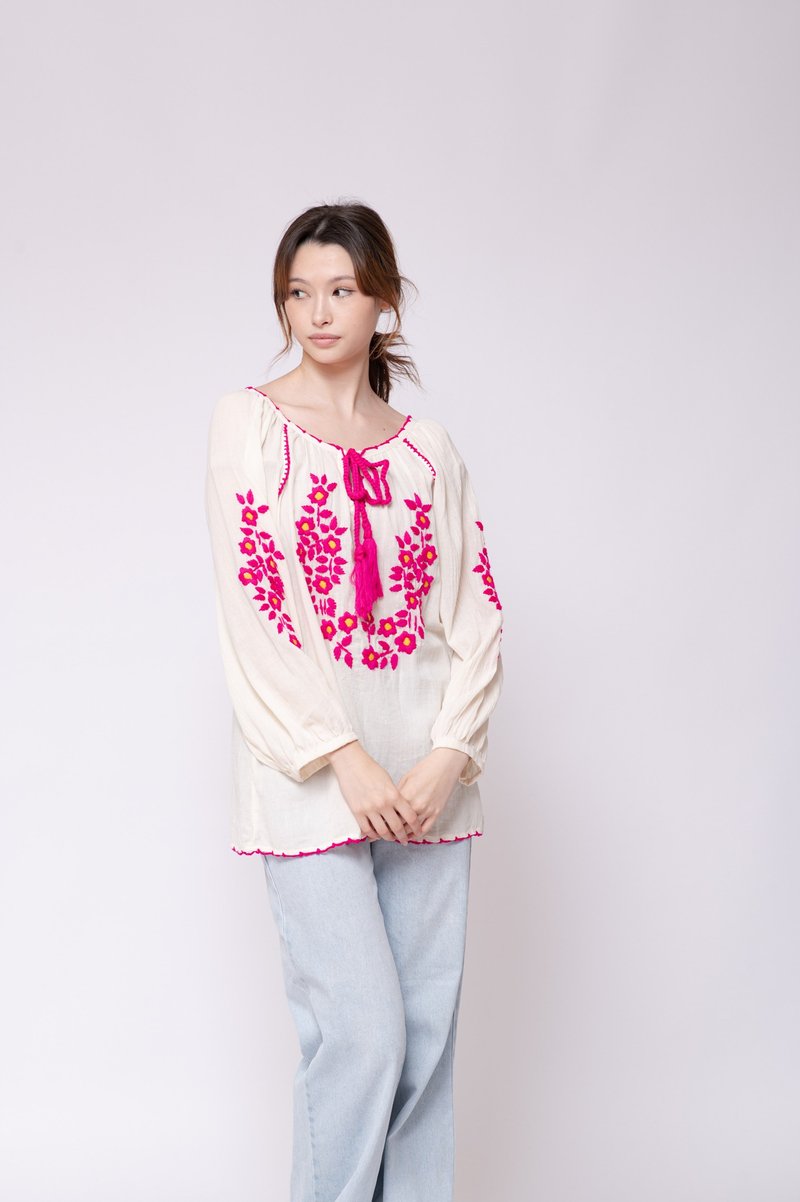 【Amoha】圓領桃紅前綁帶花卉刺繡上衣 Amoha 阿木禾．解憂室｜女上衣/長袖上衣人氣榜 - Pinkoi