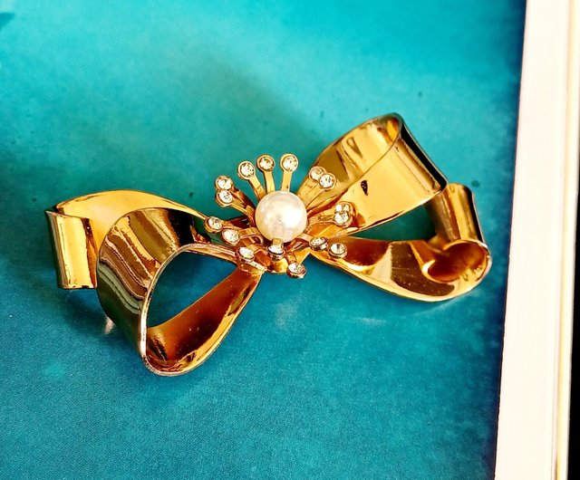 Coro pin jewelry store