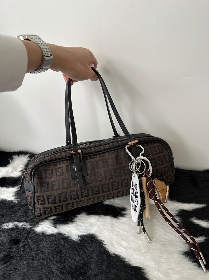 ヴィンテージバッグ FENDI フェンディ チョコレートモノグラム バゲット - ショップ 來自東京的中古寶藏選物店・由日本持牌鑒定師主理 トートバッグ・ハンドバッグ - Pinkoi