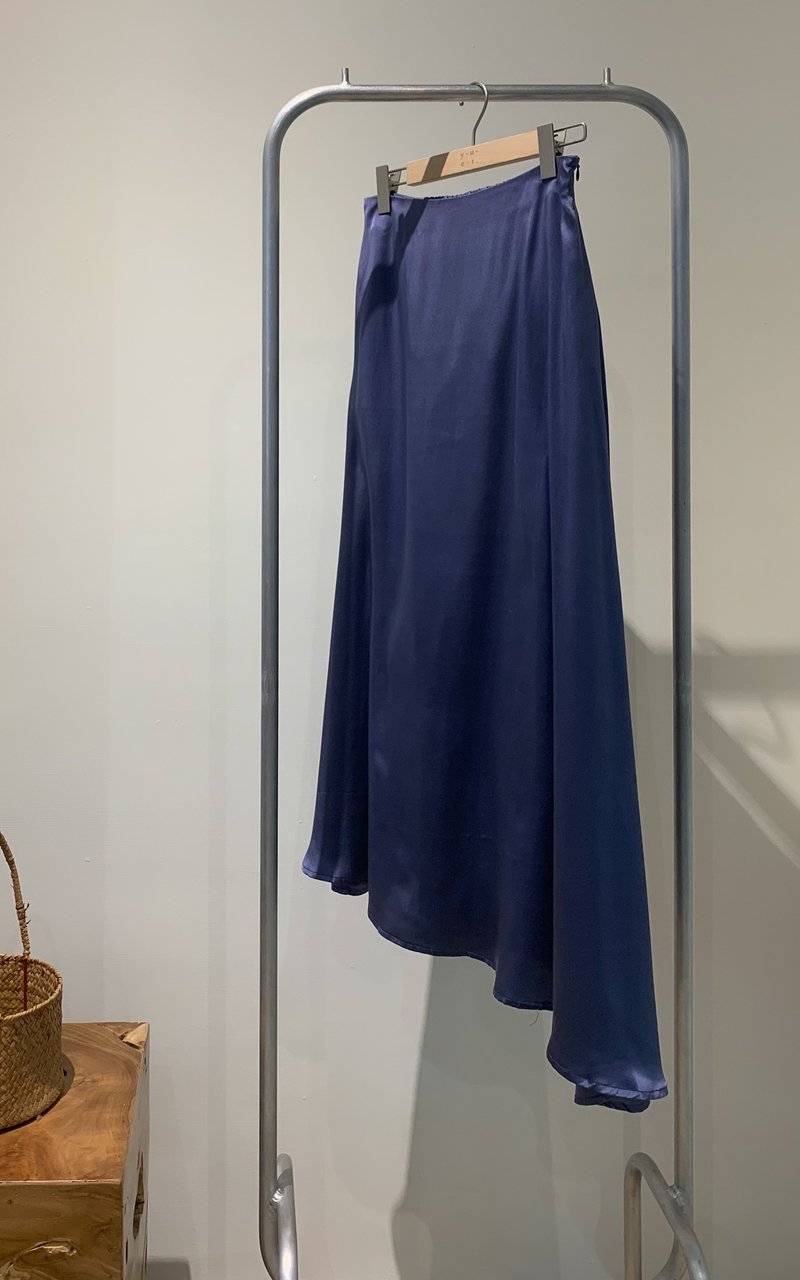 蠶絲斜裁長裙 YUER 雨兒｜裙子/長裙人氣榜 - Pinkoi