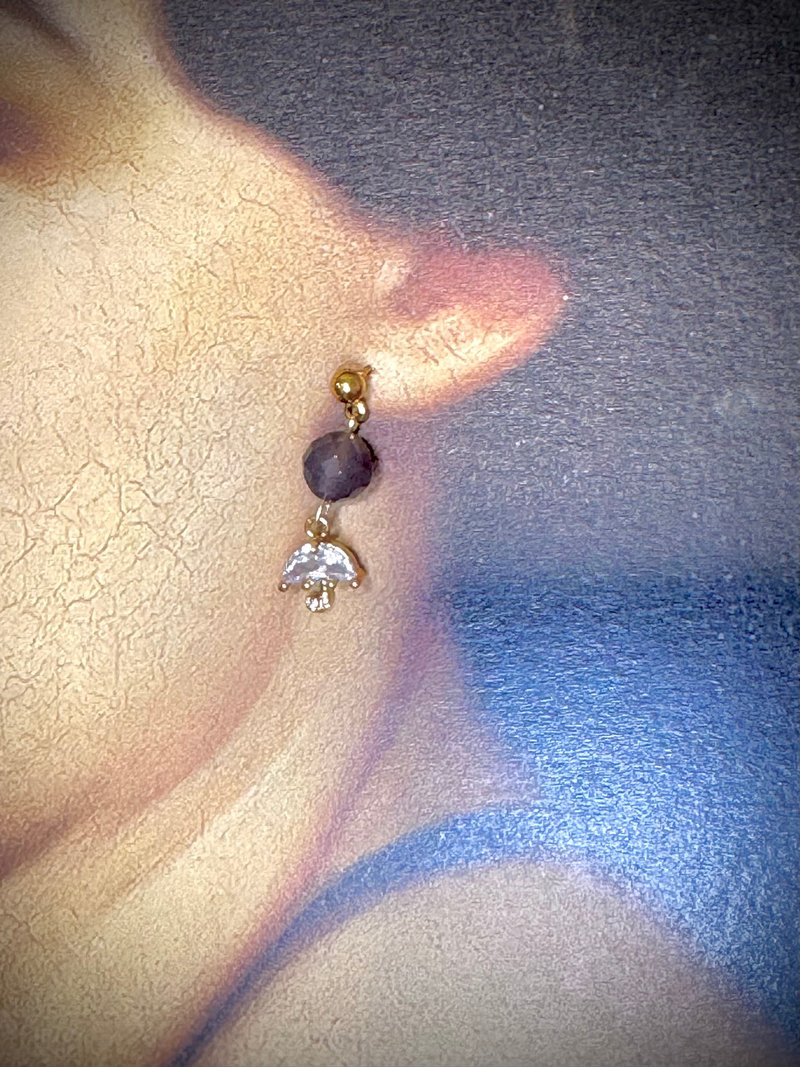 クリスタルシリーズ - 灰色の雲と傘のピアス - ショップ thejamescrafts ピアス・イヤリング - Pinkoi