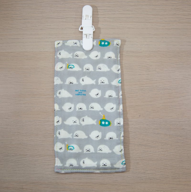 海豹家族灰 手作手帕/幼兒園手帕夾/兒童手帕/口水巾 Pu.sozo布手作｜圍兜/口水巾人氣榜 - Pinkoi