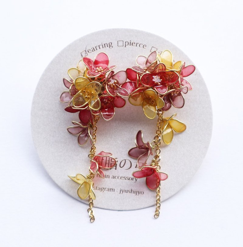 Blooming flower earrings Enji color - Shop jyushi-no-onna Earrings ...
