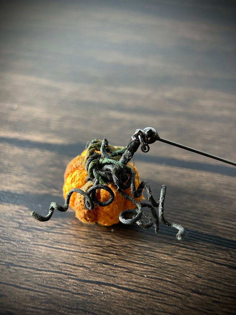 迷你南瓜心口針 - 暗橙色 | 頸鍊 | 鎖匙扣 | 染布花工藝 花・簇｜胸針人氣榜 - Pinkoi