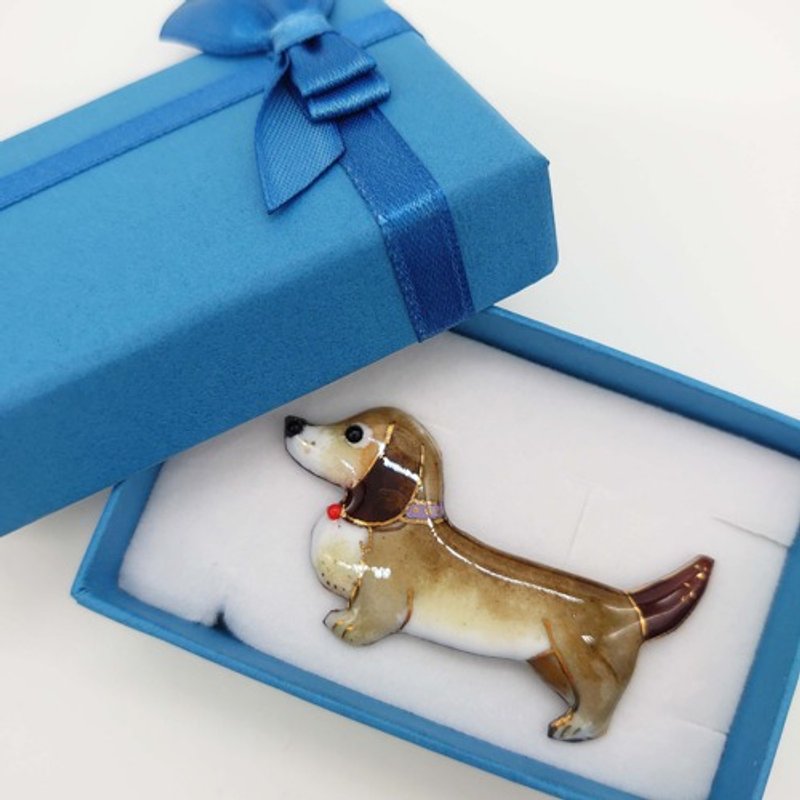 横向きのダックスフントの七宝焼ブローチ Uncle Z, Cloisonne enamel studio｜胸針人氣榜 - Pinkoi