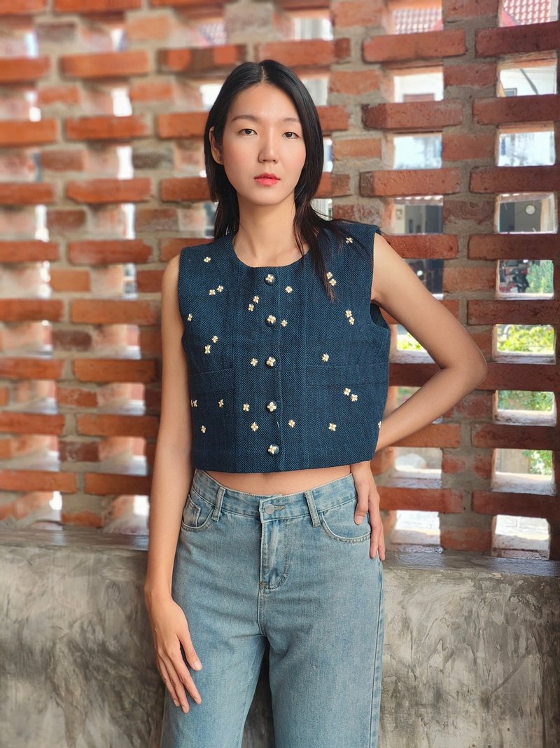 Indigo Crop Top (White Flowers) - 設計館 rattiyadesign 女上衣/長袖上衣 - Pinkoi