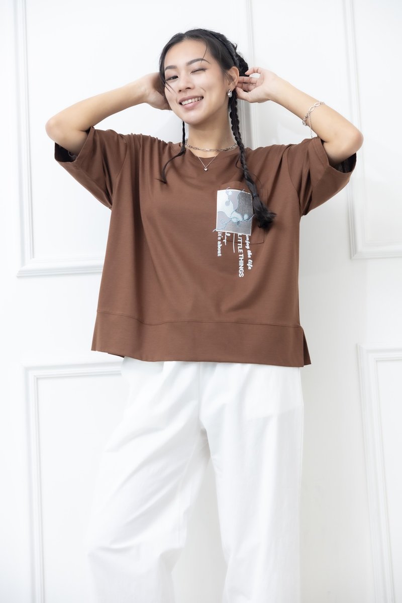 英文字口袋圖樣短袖上衣 咖啡色 Meya 編縫編織｜女 T 恤人氣榜 - Pinkoi