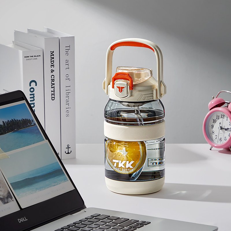 【TKK】美國進口Tritan戶外攀峰 手提+背帶運動水壺1200ML-電光白 TKK專業運動水壺 台灣代理｜水瓶/水壺人氣榜 - Pinkoi