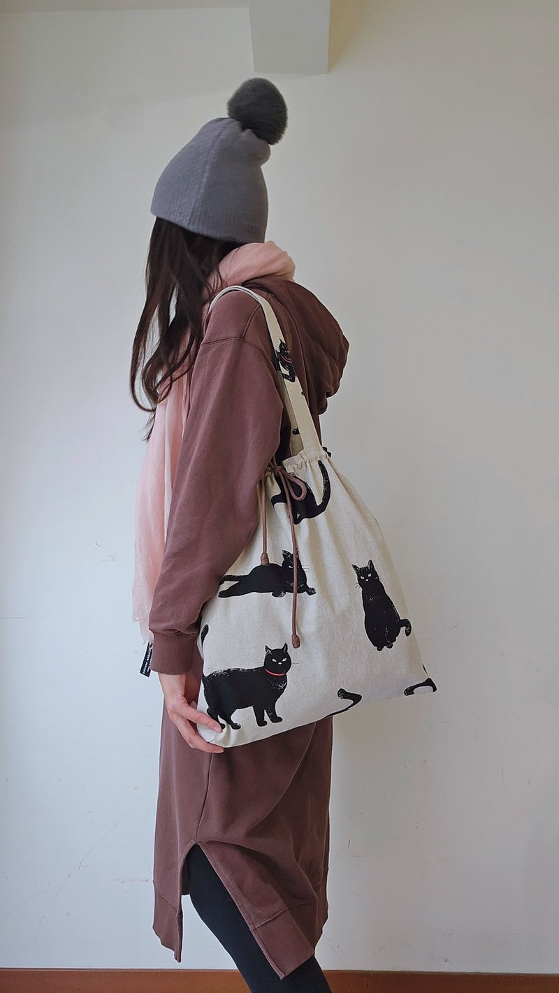 【大束口系列】日本黑貓肩背包 抽繩包 購物袋 大容量 設計手作包 厭式手作 YENZ STUDIO｜束口袋/束口背包/水桶包人氣榜 - Pinkoi