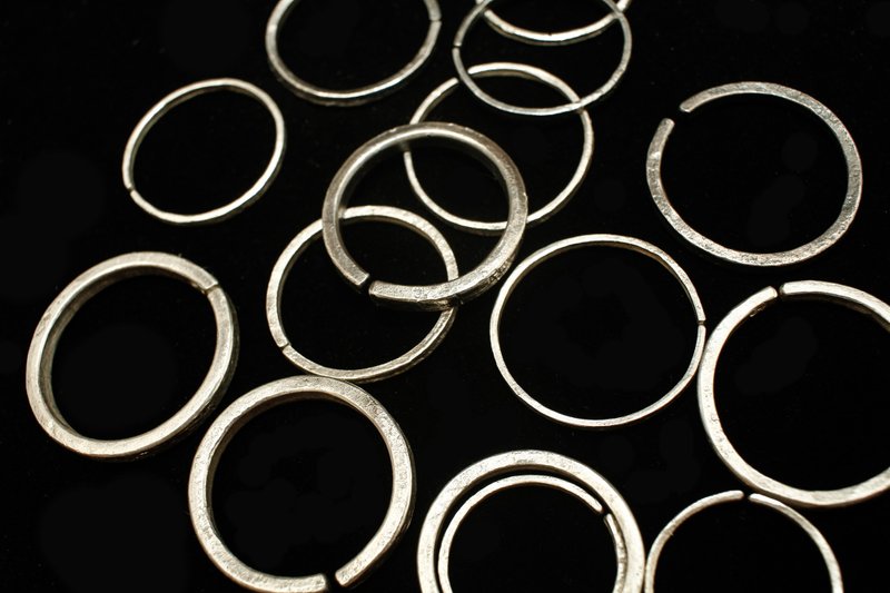 【純銀系列】手工古董鎚紋 開口戒 四款 925純銀 套戒 對戒 尾戒 鉍元素 SBI｜戒指人氣榜 - Pinkoi