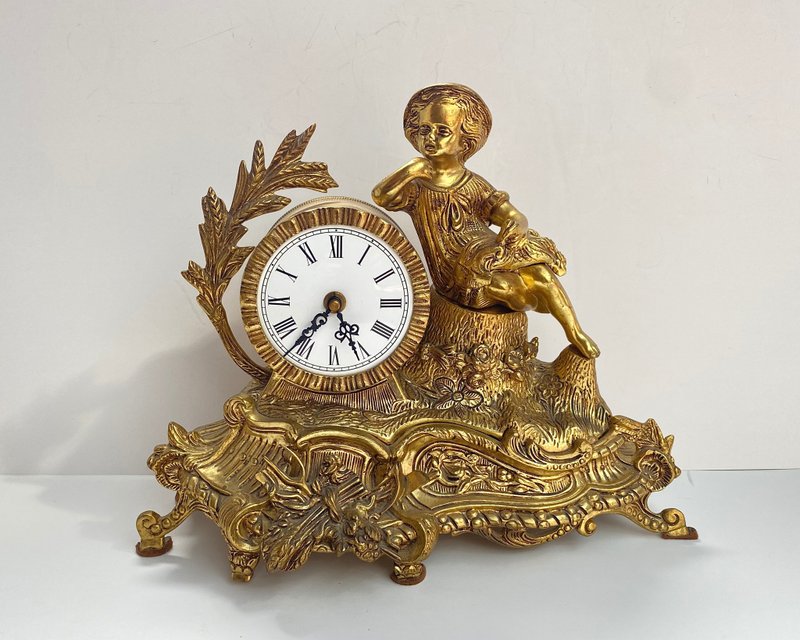 帶有男孩雕像的中世紀壁爐青銅鐘 |來自法國的葡萄酒 | 1960年代 - 設計館 HappyDuckVintage 時鐘/鬧鐘 - Pinkoi