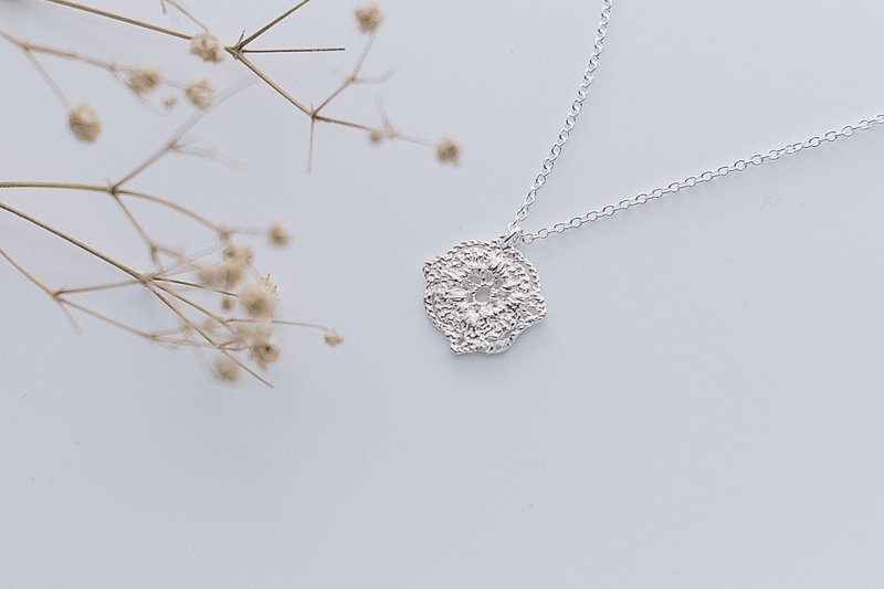 │蕾絲編織│ 手工項鍊 925純銀 徽紋樣式 【徽映】 Cuddle Nook｜項鍊人氣榜 - Pinkoi