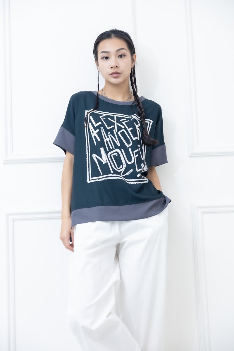 方塊英文字後拼灰色上衣 墨綠色 Meya 編縫編織｜女 T 恤人氣榜 - Pinkoi