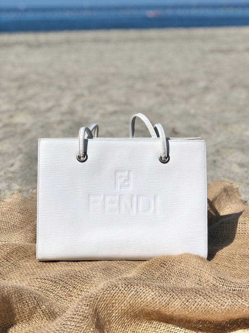 日本直送 名牌中古包 】FENDI フェンディ ロゴ型押し エンボスレザー ショルダーバッグ ホワイト vintage ヴィンテージ puy338 solo-vintage｜手提包/手提袋人氣 ...
