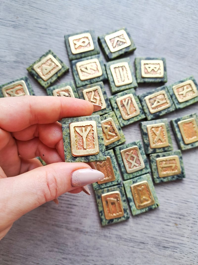 Nordic Rune Magic Rune Meditation Divination Witch gift Viking secret ...