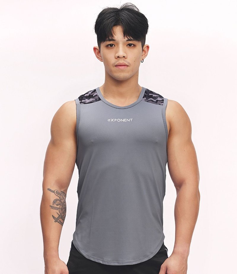 (3色)超彈透氣 率性迷彩 圓弧下擺 寬版 涼感機能運動背心-灰藍色 eXPONENT｜男背心人氣榜 - Pinkoi