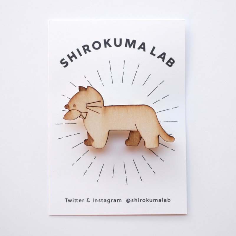 さかなをくわえたネコの木製ブローチ SHIROKUMA LAB｜胸針人氣榜 - Pinkoi