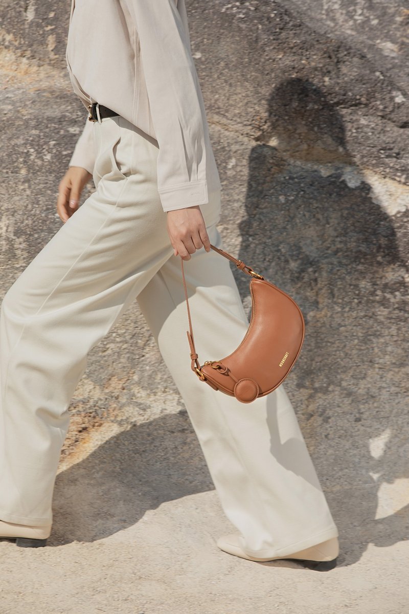 Moonshaft 月軸 Crescent Moon 弦月小牛皮袋 全牛皮 真皮 手拿包 Moonshaft | 月軸｜側背包/斜背包人氣榜 - Pinkoi