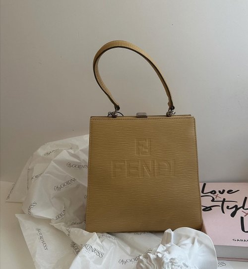 中古包 Fendi芬迪 kisslock 蛙口 epi水波壓紋牛皮包 Oh My Goldness Vintage 持牌鑑定師的中古選物店｜手提包/手提袋人氣榜 - Pinkoi
