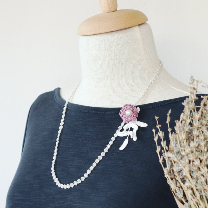 レース編みのネックレス【ローズ・パール】ミスティ・モーブ - ショップ AYTURK ネックレス - Pinkoi