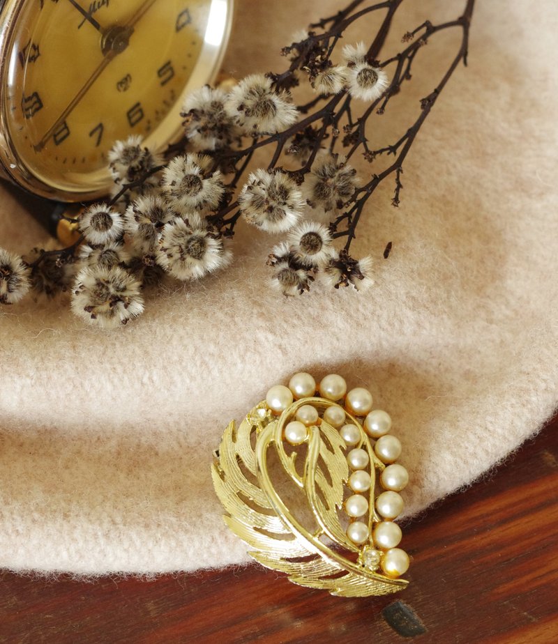 古董金色葉片珍珠別針胸針 B1498 Damn Good Vintage＊老又好古董珠寶｜胸針人氣榜 - Pinkoi