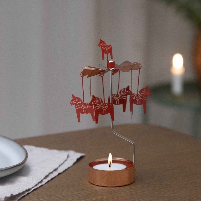 紅色達拉木馬旋轉蠟燭(附蠟燭) PLUTO Design｜香氛蠟燭/燭台人氣榜 - Pinkoi