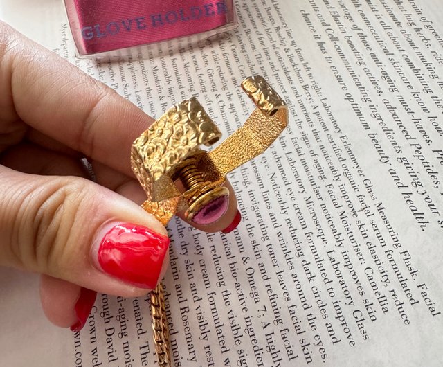 Old groceries gold carved pink glove clip scarf clip pendant 1950 W873 Shop Damn Good Vintage Gloves Mittens Pinkoi