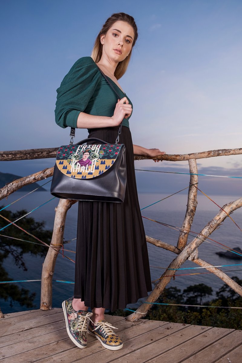 【Frida Kahlo 墨西哥女藝術家】芙烈達卡蘿 自畫像側背包 Style Your Way (DOGO HK)｜側背包/斜背包人氣榜 - Pinkoi