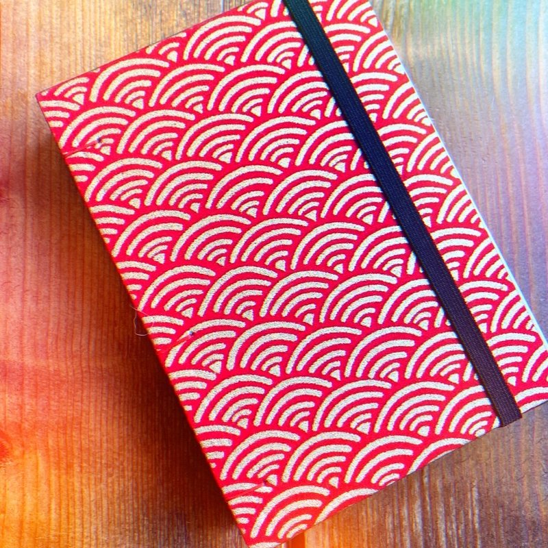 黃金時刻 - 2025 無時效 A6 手縫手帳本 加減乘除｜筆記本/手帳人氣榜 - Pinkoi