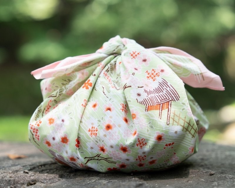 【予約販売】京都mashu 手染め風呂敷 – 桜霞御所解文 / 二巾 日本製 - ショップ kashiko-tw スカーフ - Pinkoi