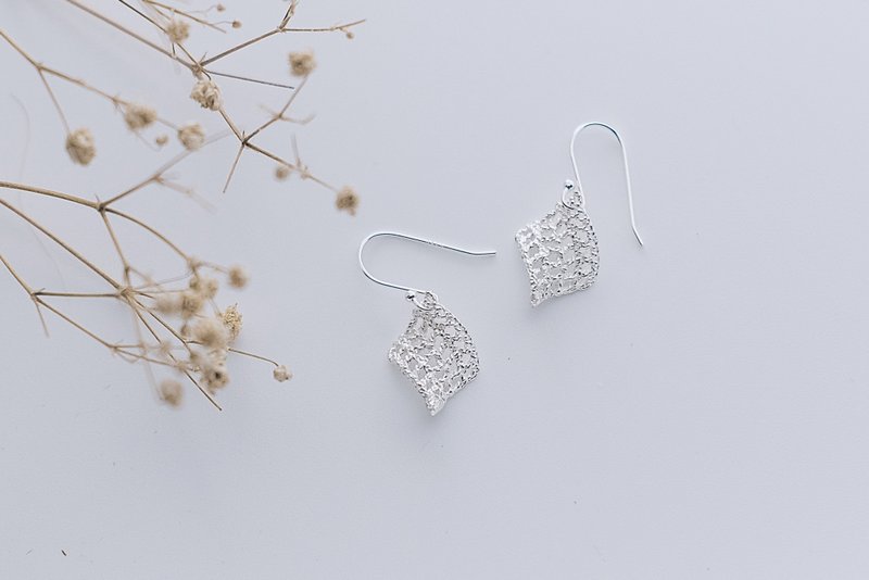 │蕾絲編織│ 手工耳飾 925純銀 菱格花紋 【菱韻】 Cuddle Nook｜耳環/耳夾/耳骨夾人氣榜 - Pinkoi