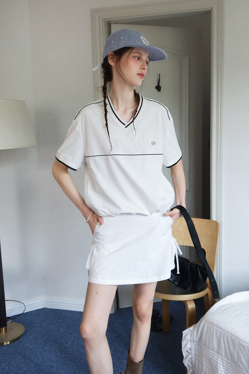 北歐sportygirl V領磨砂觸感短袖 裙褲套裝 云白/藏青 Letm｜女 T 恤人氣榜 - Pinkoi