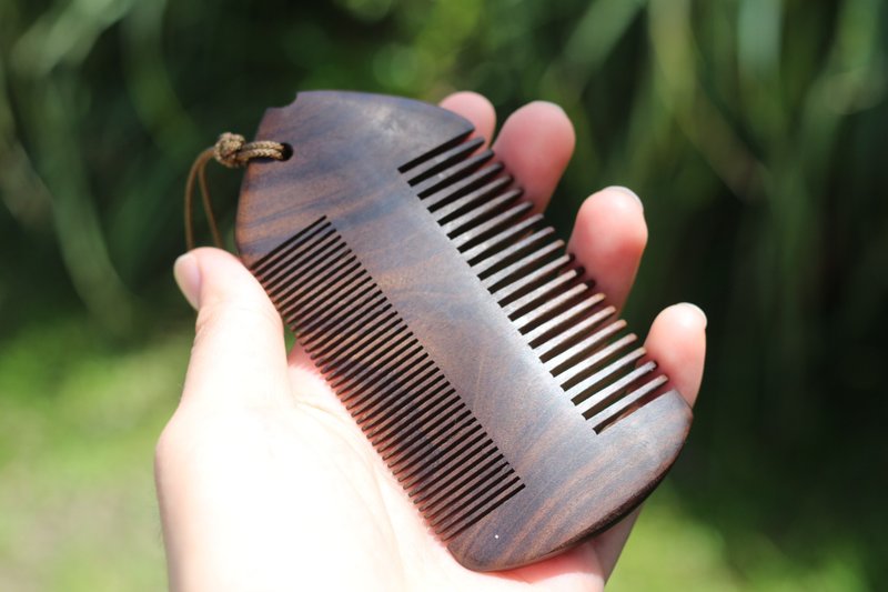 │Gloomy Wood│Fish Shaped Wood Comb - Shop nikkohill Makeup Brushes - Pinkoi