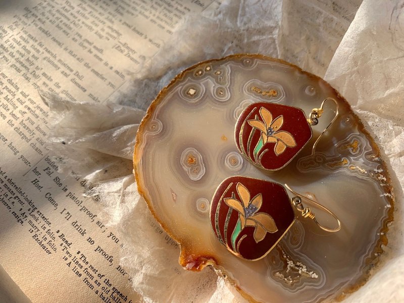 早期針式琺瑯耳環/ Laurel Burch 百合花 - 設計館 儷儷商行 Lilli. co 耳環/耳夾/耳骨夾 - Pinkoi