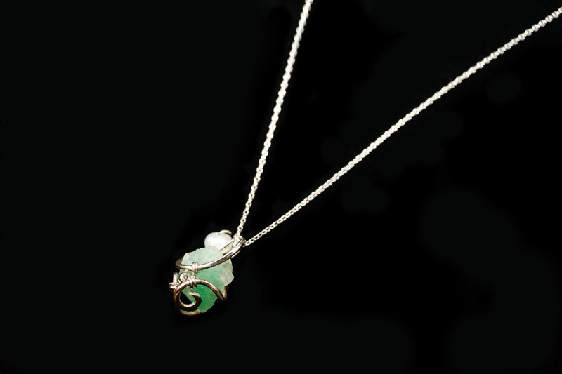 【水晶系列】祖母綠原礦綴珍珠 925純銀 金屬編織雙面墜飾 鉍元素 SBI｜項鍊人氣榜 - Pinkoi