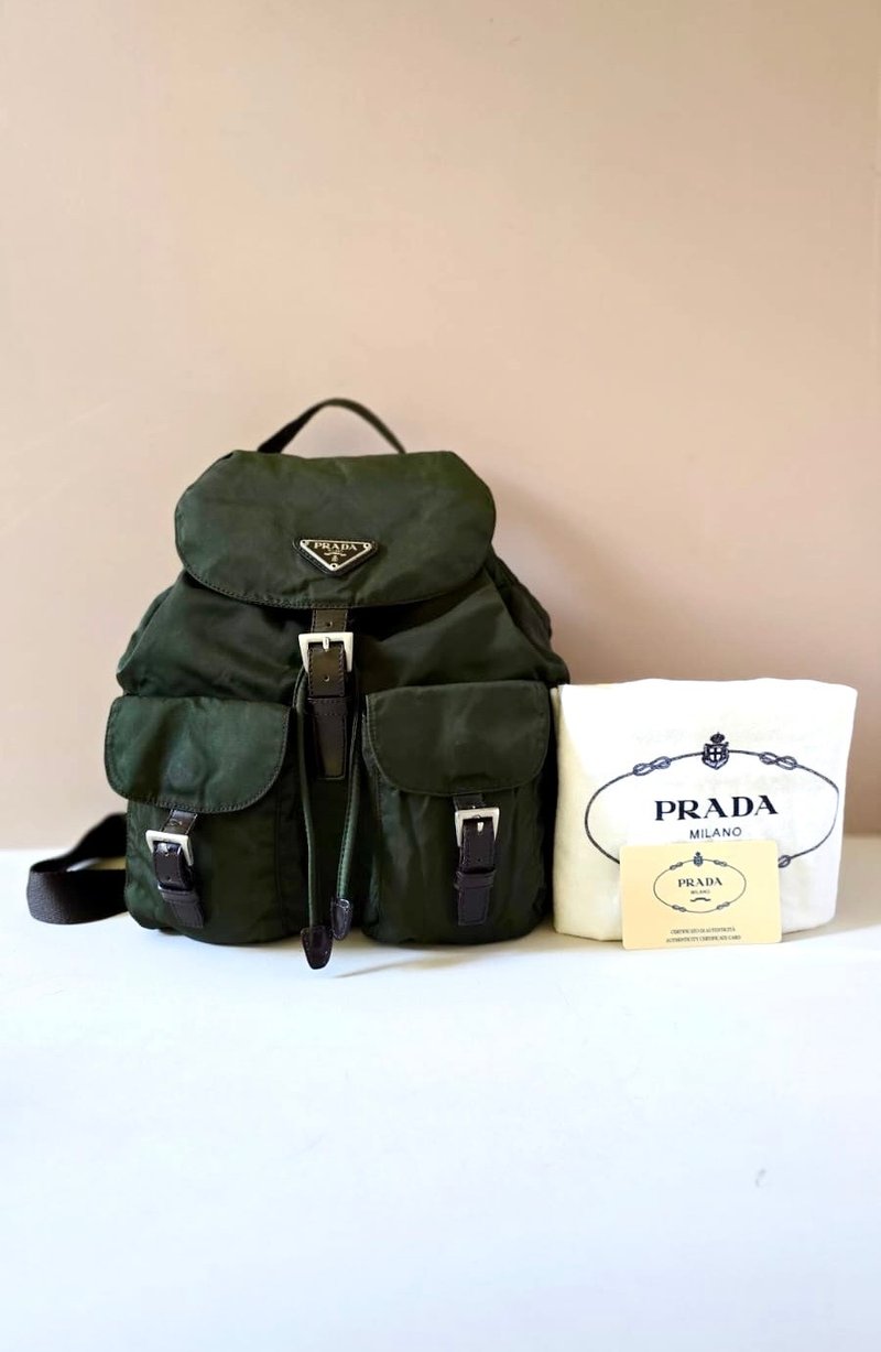 絕版古董品 Prada橄欖綠色銀標雙肩包 後背包 背囊 中古包 二手包 - ショップ LA LUNE Vintage: Antiques from Japan リュック・バックパック - Pinkoi