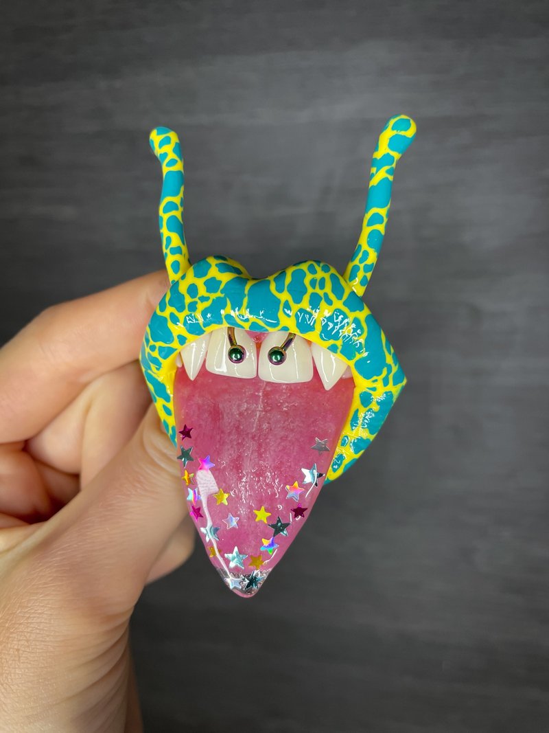 Brooch. Alien lips with fangs and piercing. - 設計館 Polymer Diary 胸針 - Pinkoi