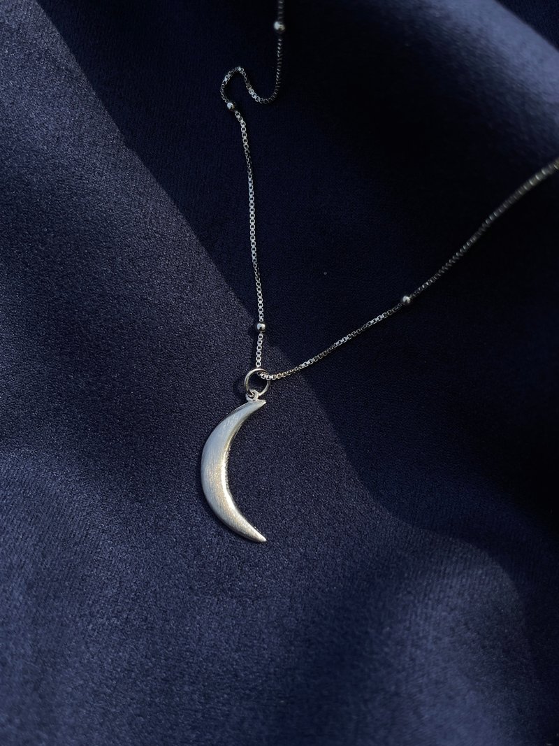 日月星辰-New Moon銀色 原創金工墜鍊 純銀鍍銠 HSUAN 亘｜項鍊人氣榜 - Pinkoi