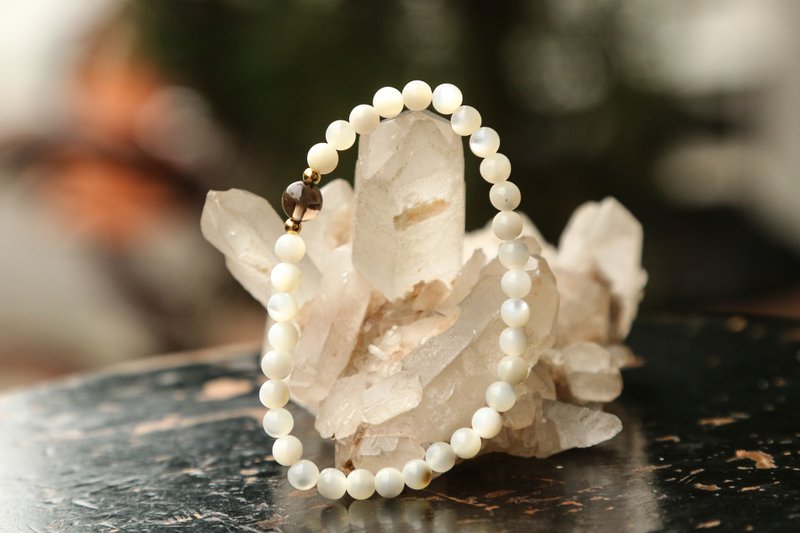 【手環系列】6.6mm茶晶 綴鍍金珠 白蝶貝手環 - 設計館 鉍元素 SBI 手鍊/手環 - Pinkoi