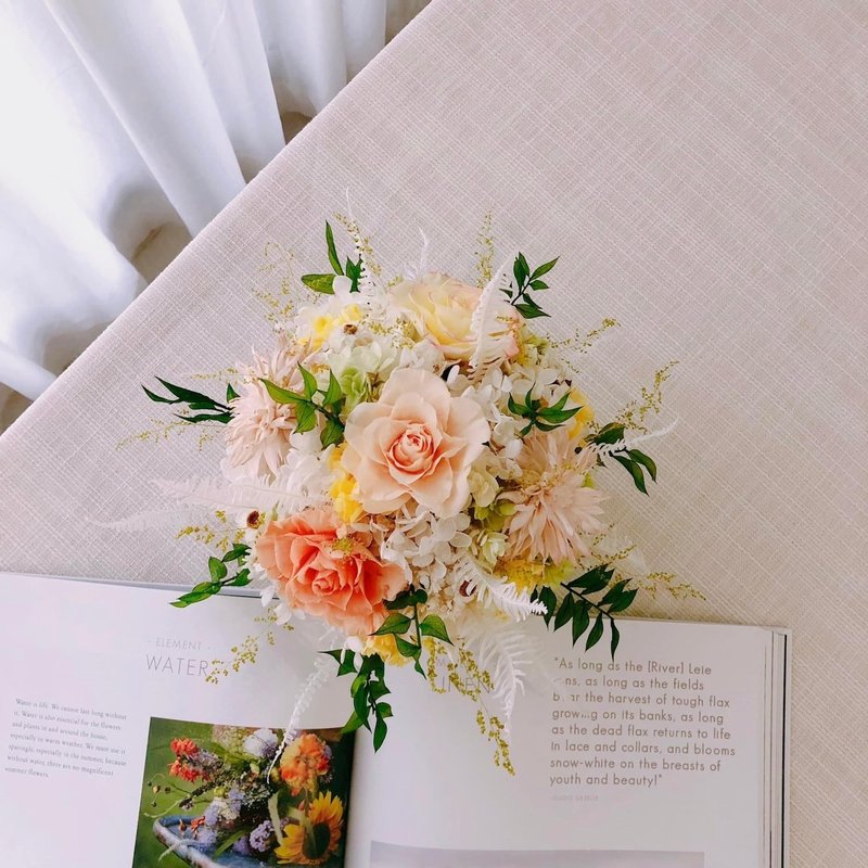 【春天的呢喃-圓形桌花】永生玫瑰│乾燥花│欣賞360度無死角 洛根花藝所 Logan Flower｜植栽/盆栽人氣榜 - Pinkoi