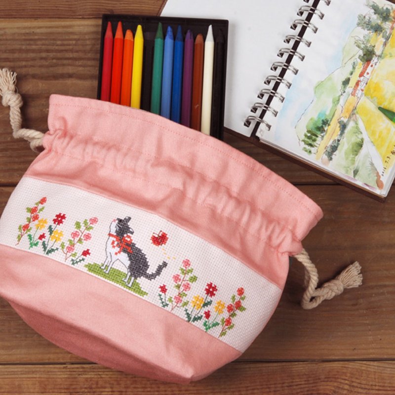 【庭園小貓】大束口袋 十字繡材料套組 收納袋 | XiuCrafts - 設計館 繡Xiu Crafts 編織/刺繡/羊毛氈/縫紉 - Pinkoi