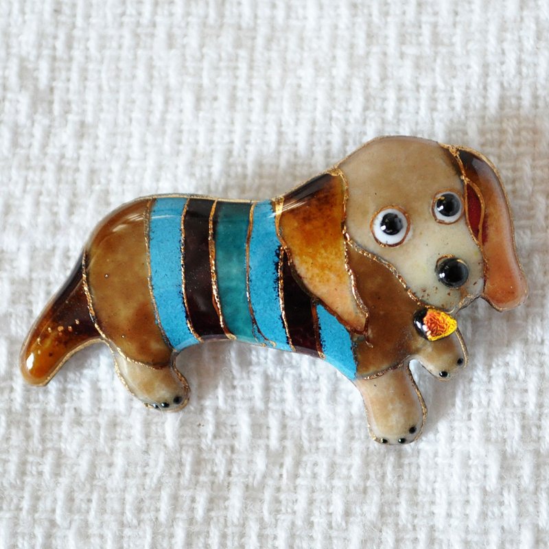 ダックスフントの七宝焼ブローチ Uncle Z, Cloisonne enamel studio｜胸針人氣榜 - Pinkoi