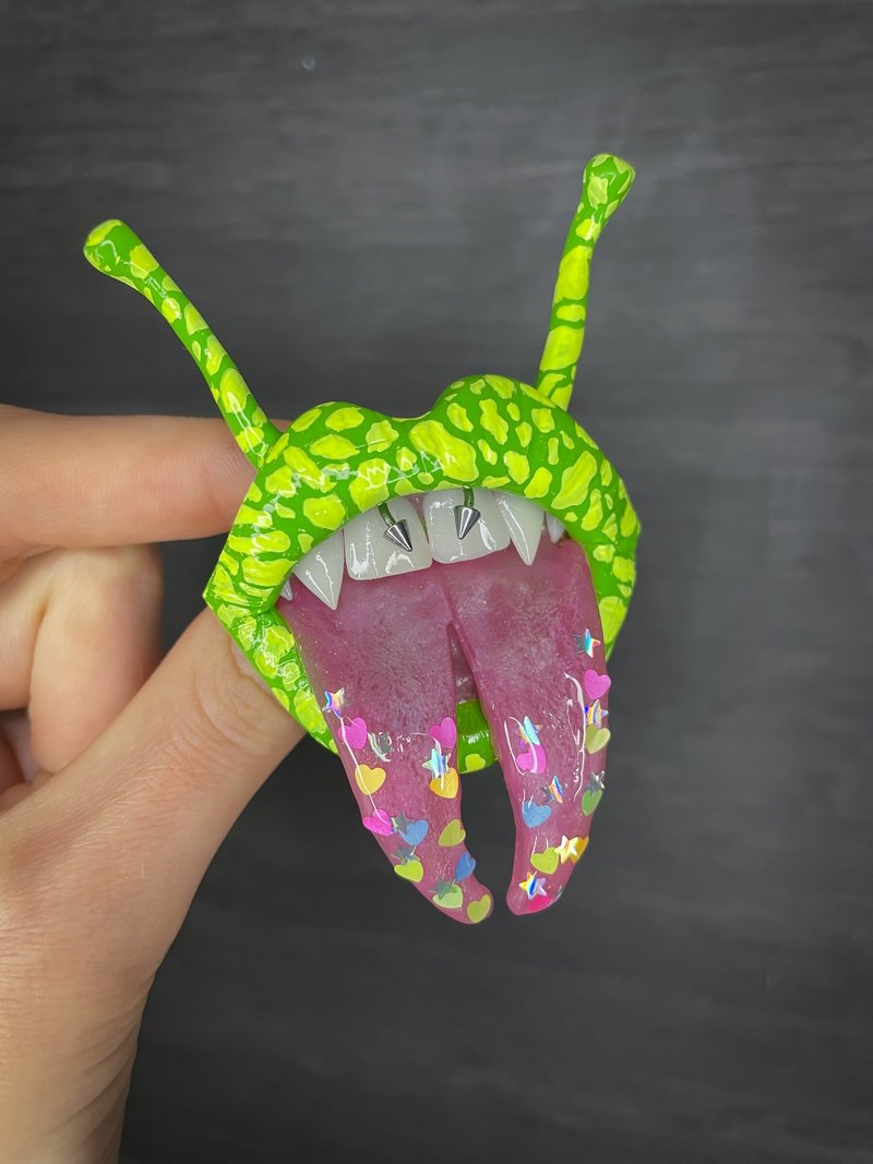 Brooch. Alien lips with fangs. - 設計館 Polymer Diary 胸針 - Pinkoi