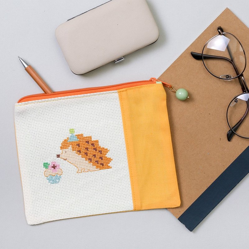 【刺蝟】拉鍊包 十字繡材料套組 收納袋 | XiuCrafts Jeantopia | 知音文創設計館｜編織/刺繡/羊毛氈/縫紉人氣榜 - Pinkoi