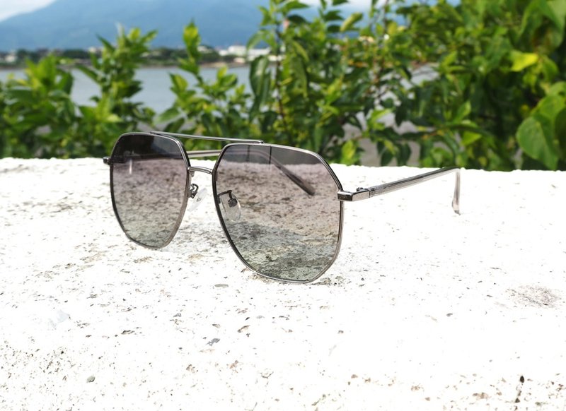 2is FayG 太陽眼鏡 偏光│百變飛行員框│灰 2is 眼鏡 旅行配件｜太陽眼鏡/墨鏡人氣榜 - Pinkoi